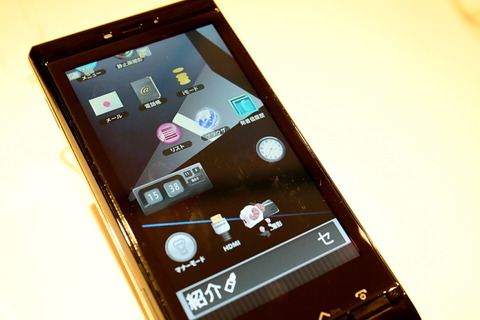 遂に内蔵型のプロジェクターケータイが登場！フルタッチでスマートフォンライクな操作も特徴の「SH-06C」を試した - ライブドアニュース