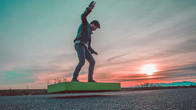 人を乗せて空中を浮遊できるホバーボード「ArcaBoard」がまもなく市販へ (2015年12月25日掲載) - ライブドアニュース