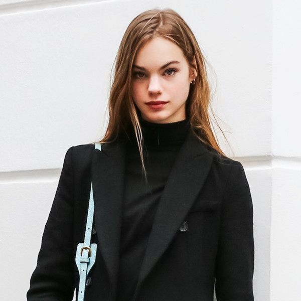 PARIS SNAP：パステルブルーのバッグで春を呼び込む！ - Peachy - ライブドアニュース