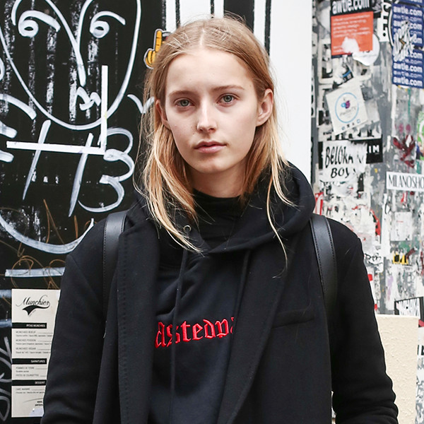 PARIS SNAP：フーディーで作る、ボーイライクなALLブラックスタイル。 - Peachy - ライブドアニュース