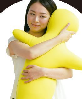 ぎゅっと抱きながら電話できる！人型クッション「Hugvie（ハグビー）」新発売 - ライブドアニュース