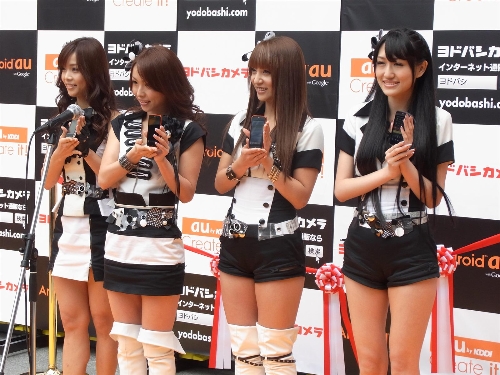 KDDIがAndroidスマートフォン『IS03』発売イベント 秋葉原ヨドバシカメラでは“実質2万7000円”で販売 - ライブドアニュース