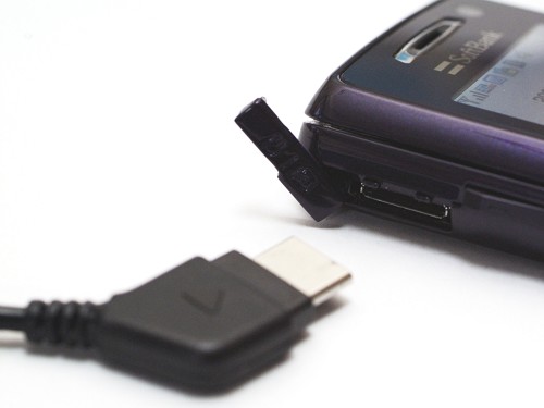 【画像】【写真記事】3Gハイスピード対応！超薄型ケータイ「709SC」 10/21 - ライブドアニュース