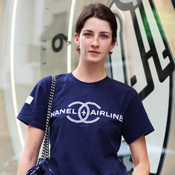 PARIS SNAP：売れっ子モデルは「シャネル」のTシャツでアーバンカジュアル。 - Peachy - ライブドアニュース