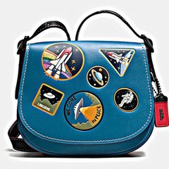 コーチから”宇宙”に着想を得た「スペース コレクション」宇宙飛行士になった恐竜Rexy入りバッグなど - Peachy - ライブドアニュース