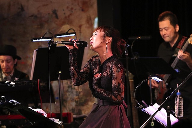 AZU、アットホームな空間 新しい一歩を踏み出した10周年記念 - ライブドアニュース