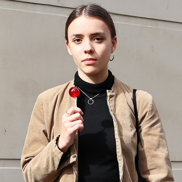 PARIS SNAP：スリット入りの小花柄スカートで脱スイート。 - Peachy - ライブドアニュース