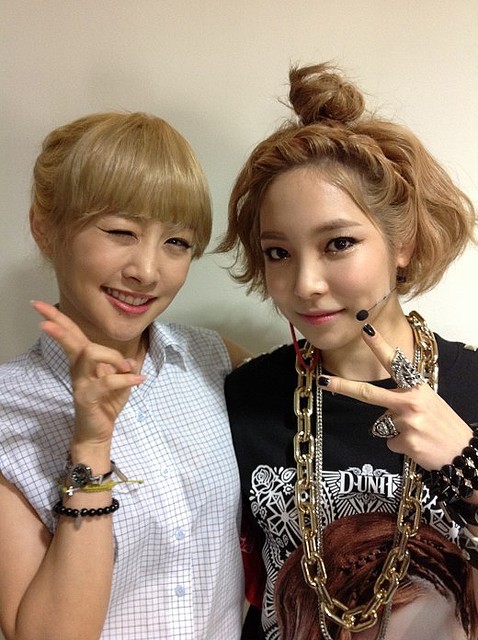 KARA ニコル＆D-UnitのUjinの仲良しショット“姉妹みたい” - ライブドアニュース