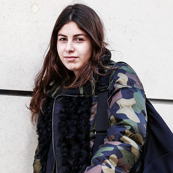 PARIS SNAP：迷彩ジャケット×「ヴァンズ」で作る、ストリートMIX。 - Peachy - ライブドアニュース