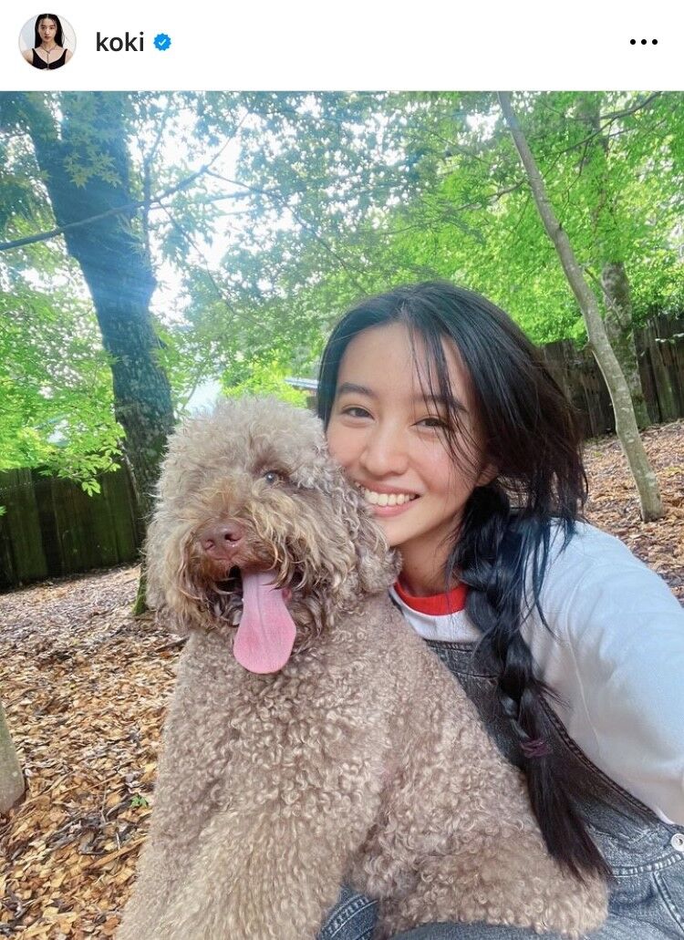 Koki，愛犬とかわいすぎる2ショット「わんちゃん達と一緒に森林浴をしに行った時の写真」 - ライブドアニュース
