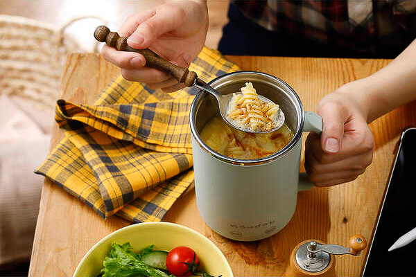 沸かせて煮込めるマグカップ「Cook Mug」に500mlの大容量サイズが登場！ (2024年12月24日掲載) - ライブドアニュース