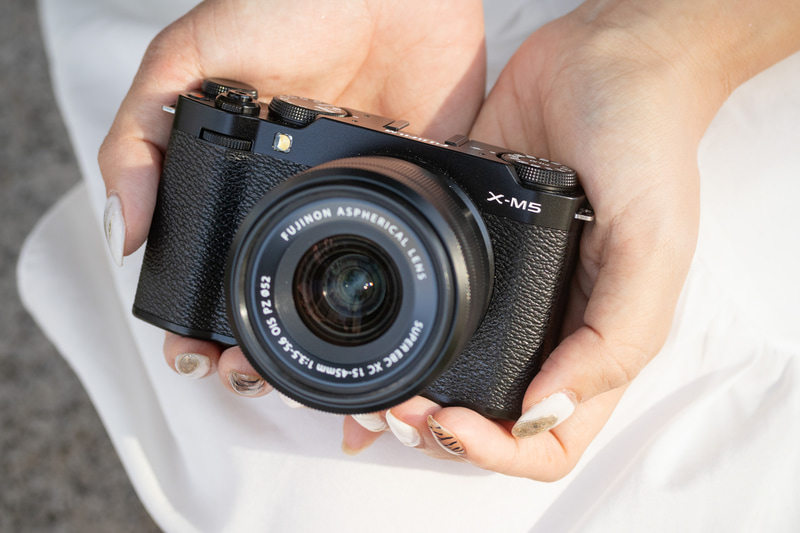 【画像】新製品レビュー：FUJIFILM X-M5 Vlogも静止画も…いわば「レンズ交換式高級コンパクト」 7/28 - ライブドアニュース