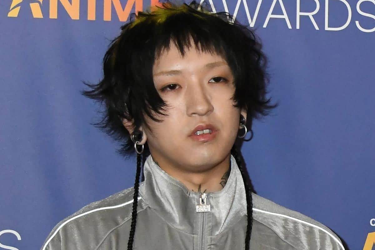 左腕に「new」の文字も…「YOASOBI」Ayaseがびっしりタトゥーの近影公開 (2025年3月13日掲載) - ライブドアニュース