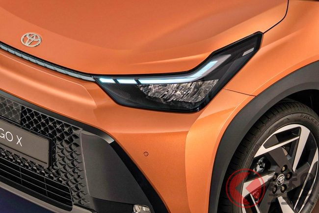 トヨタが発表した新「超“小さい”SUV」に反響多数！ 全長3.7m級ボディに「軽よりイイ！」「なぜ今までなかった」の声も!? 最新HEV採用の「アイゴX」英国登場に寄せられた“熱視線”とは ...