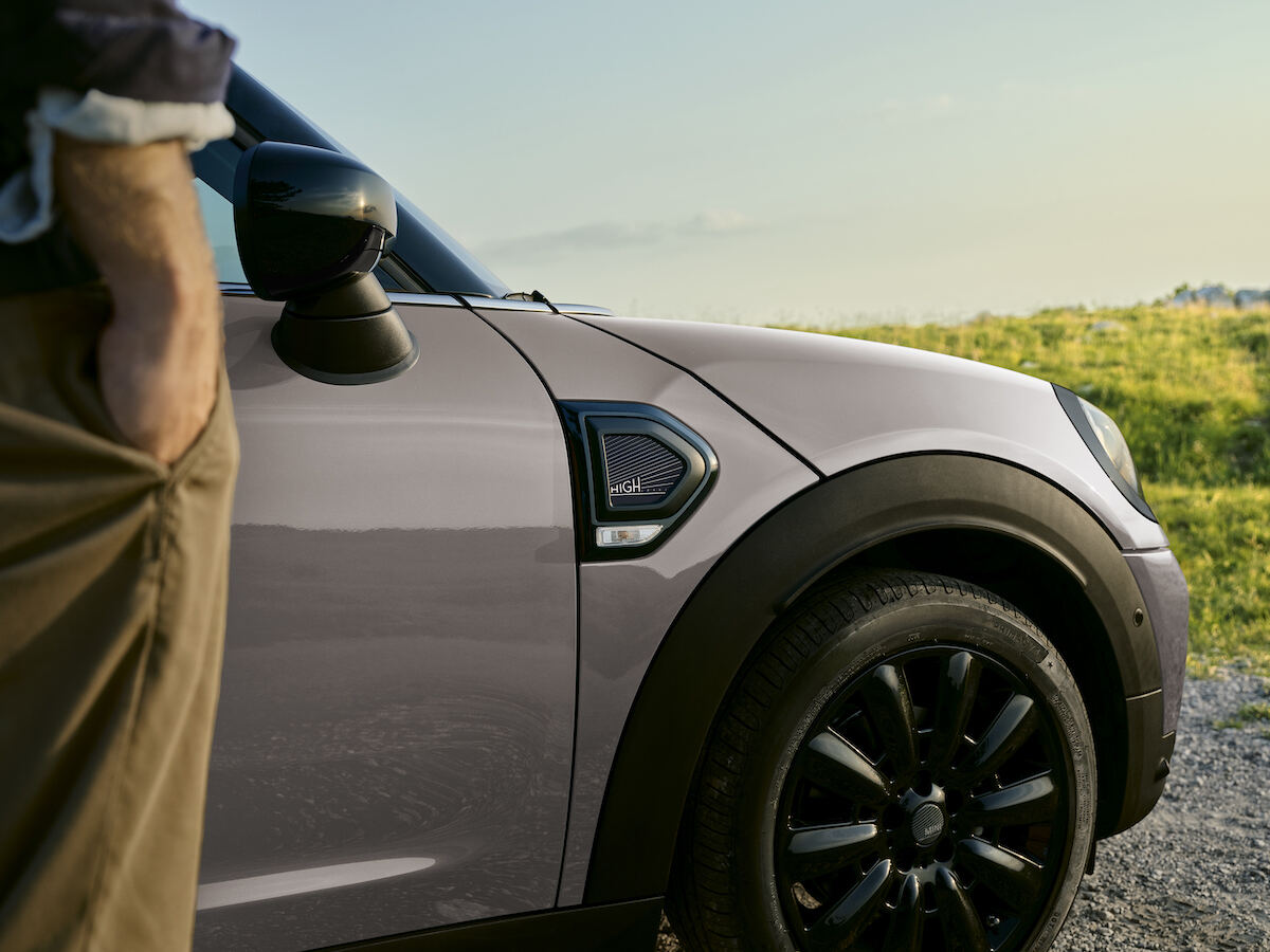 「MINI クロスオーバー」に200台の限定車登場! 人気色を採用、アウトドア仕様に特別感あり - ライブドアニュース