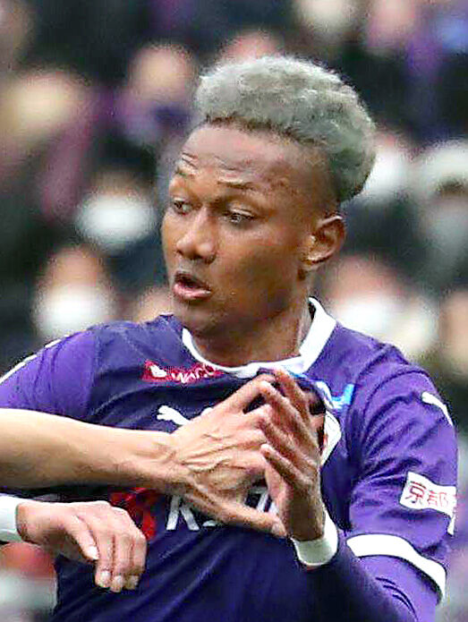 J1京都、開始8分でDFアピアタウィア久がレッドカードで退場 横浜MはFW水沼宏太が先制ゴール - ライブドアニュース