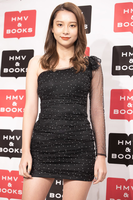 【画像】モデル・Niki、最新写真集は「攻めたので恥ずかしい。でもオシャレ感も出せたので、男女ともに楽しんで」 3/12 - ライブドアニュース