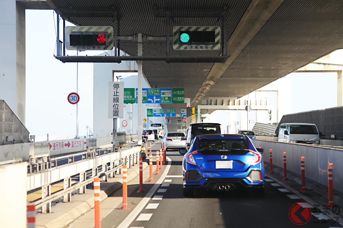 高速道路にある「謎の信号」 設置の意味はナニ？ トンネル前で見かけるが… めったにない“赤信号”ではどうすればいい？ - ライブドアニュース