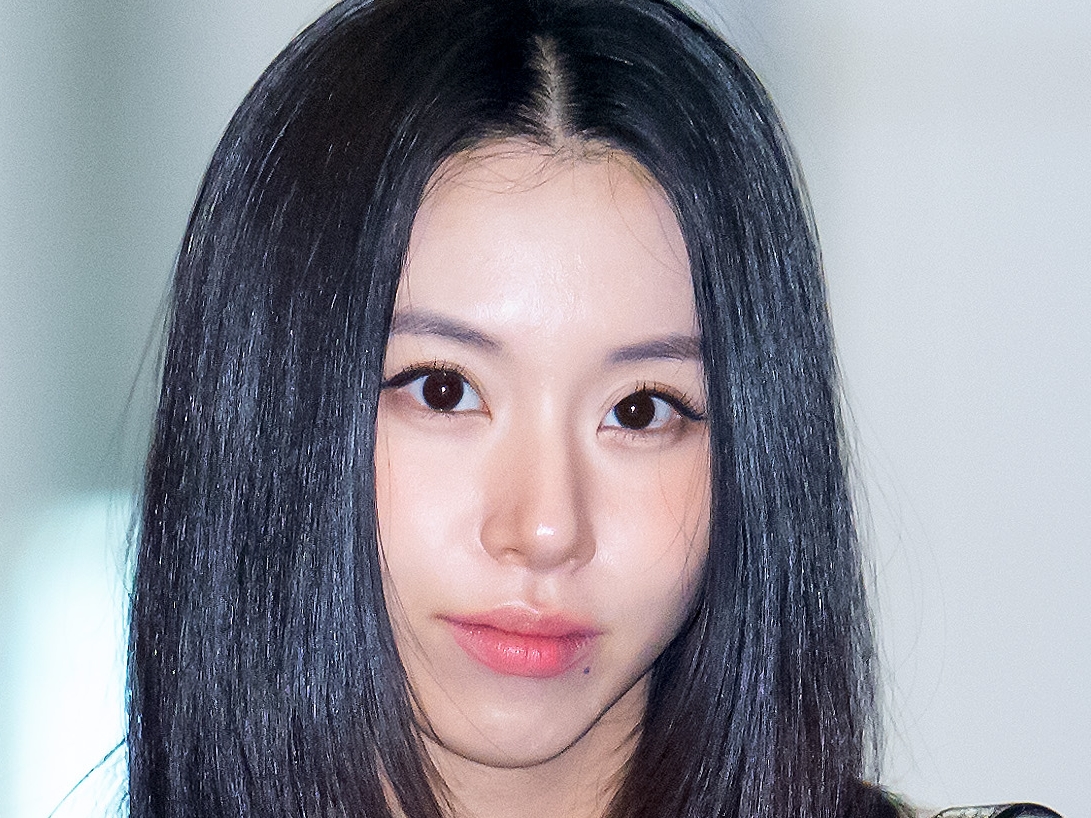 TWICE・チェヨン、アボカド色に染まった手が印象的な寝そべりSHOT…新ALコンセプト写真公開 - ライブドアニュース