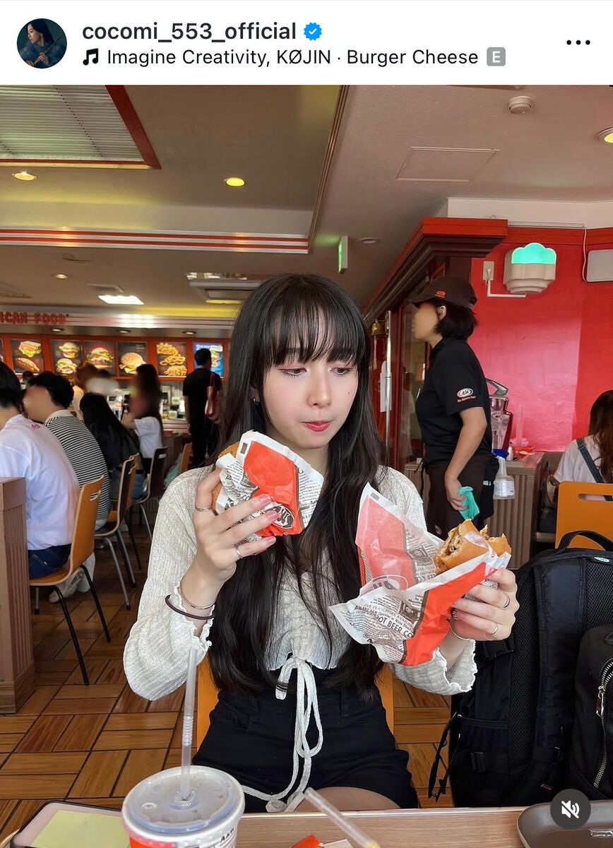 Cocomi、ハンバーガー両手に「食べ比べ」豪快に頬張るショット披露…工藤静香のモデル長女 - ライブドアニュース
