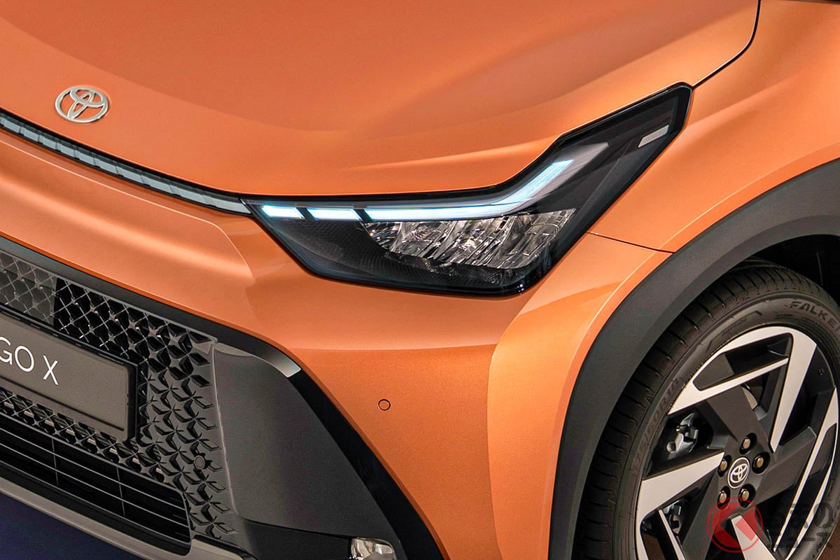 トヨタ新「超“小さい”SUV」発表！ 全長3.7m級ボディの“最安価”級モデル！ 斬新「大口顔」＆最新パワフルハイブリッド採用の「アイゴX」英国に登場 - ライブドアニュース