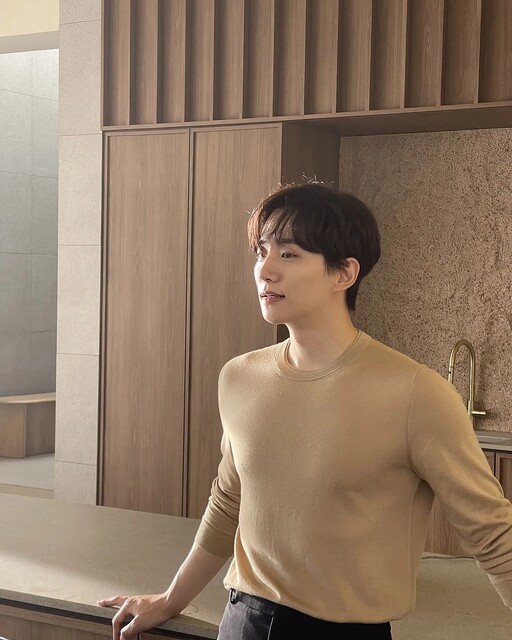 2PM ジュノ、柔らかい表情に釘付け…秋の雰囲気漂う近況ショットを公開 - ライブドアニュース