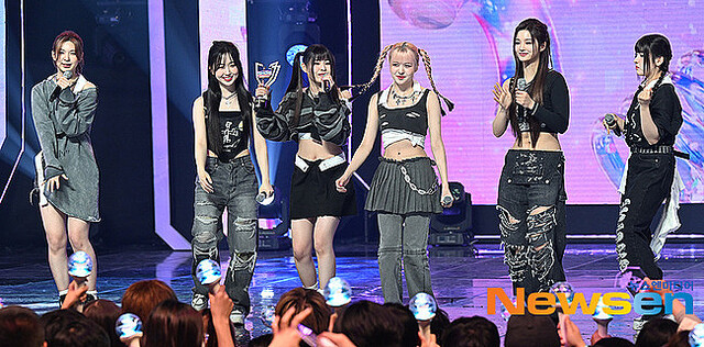 【画像】【PHOTO】NMIXX、3/29放送「SHOW CHAMPION」でデビュー後初の1位を獲得！涙するメンバーも 13/30 - ライブドアニュース