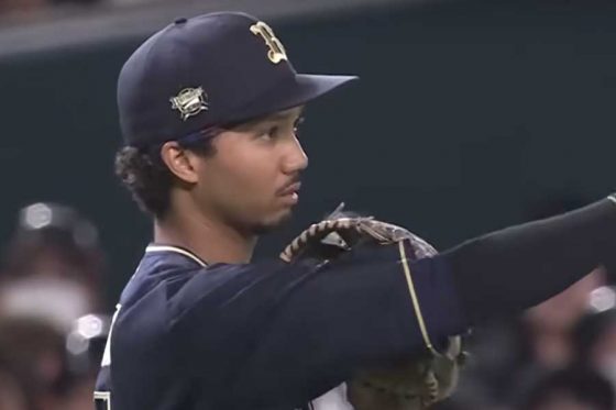 横っ飛びから“超絶キャノン”が「肩えっぐ」 安打もぎ取る美技は「メジャー級」 - ライブドアニュース