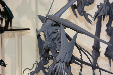 【画像】「F.S.S.」より、予約受付中「VSMS 1/100 ダッカス・ザ・ブラックナイト」の魅力に迫るABSの強度を活かした関節可動、PSの成型色で半透明装甲を表現 20/27 ...