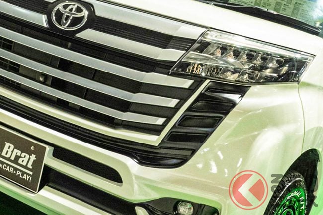 約248万円！ “ランクル顔!?”のトヨタ「ルーミー」実車展示！ 全長3.7m級のコンパクトワゴンが「SUV化」!? 車高もUPの「Bratモデル」とは - ライブドアニュース