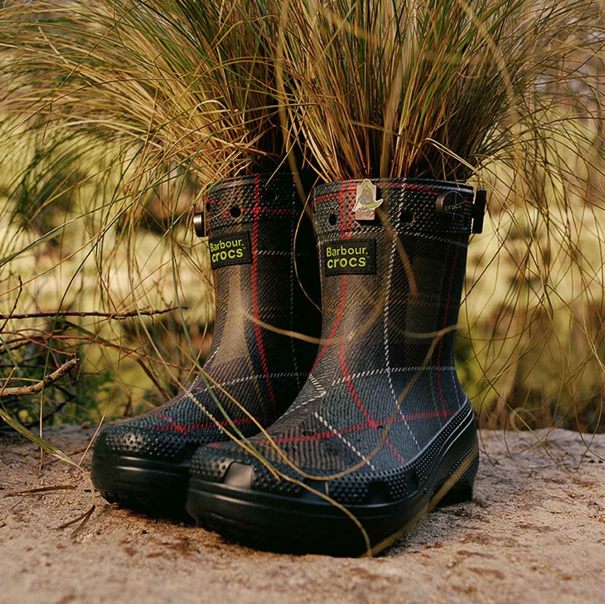 バブアーとクロックスが初コラボ！ハウスタータン柄のブーツとサンダルは要チェック！ - ライブドアニュース