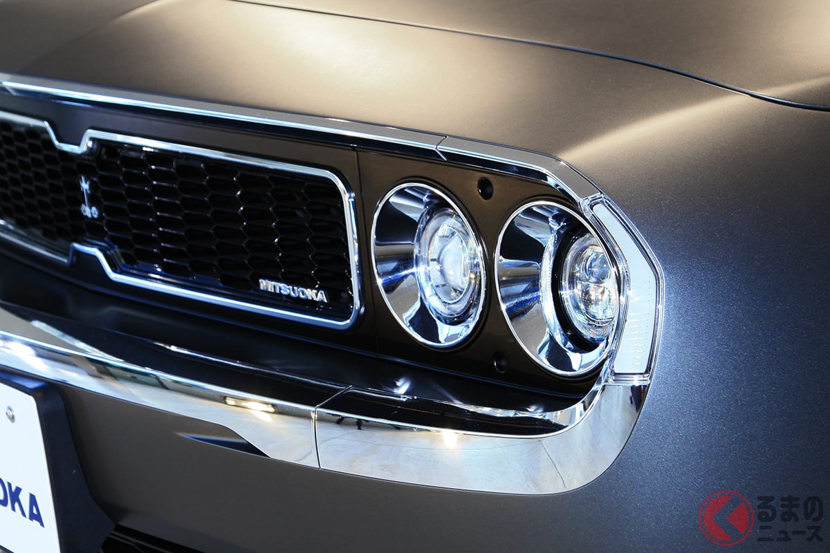 6速MT搭載！ 超レトロな新型「4ドアスポーツカー」まもなく発売！ 旧車風“丸目4灯”＆「匠の手作りボディ」を採用！ 期待高まる「M55」デザインの特徴は？ - ライブドアニュース