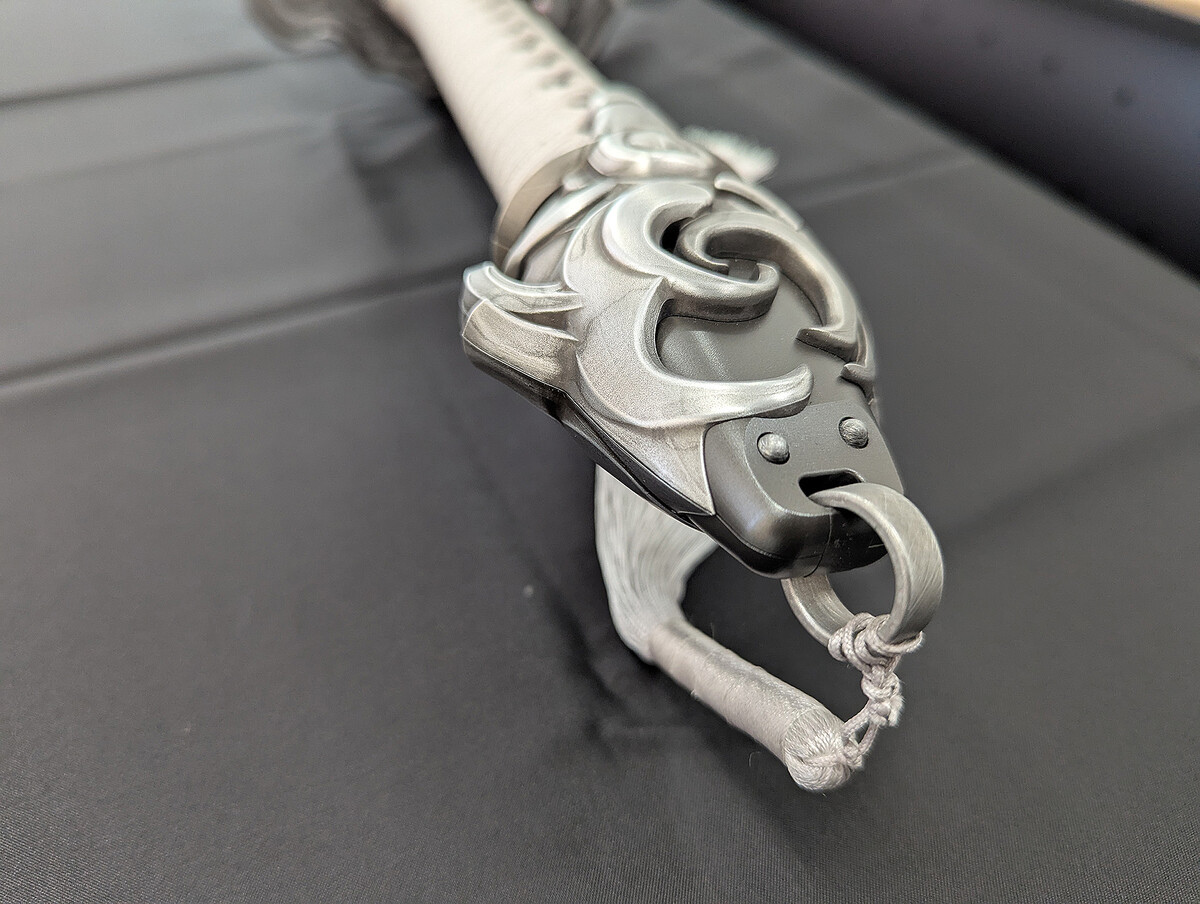 【画像】2Bの剣を手にできる、「NieR:Automata 白の契約(SMT-A1)」で試し斬り！刃が光る、2Bの音声収録！ ファンならずとも ...