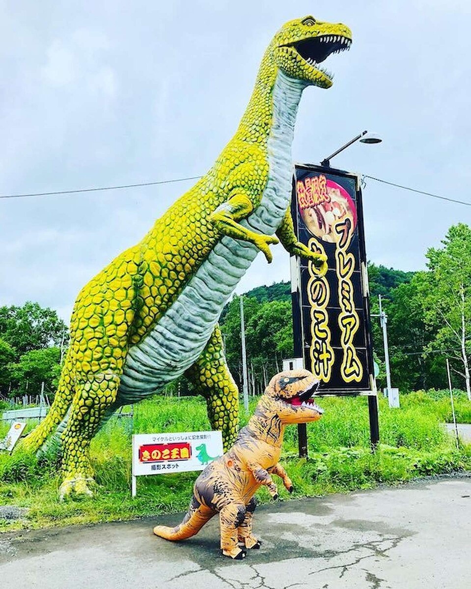 【画像】巨大恐竜マイケル、トラックと衝突で大怪我 北海道「きのこ王国」で痛ましい事故発生...現地の様子を聞く 2/4 - ライブドアニュース