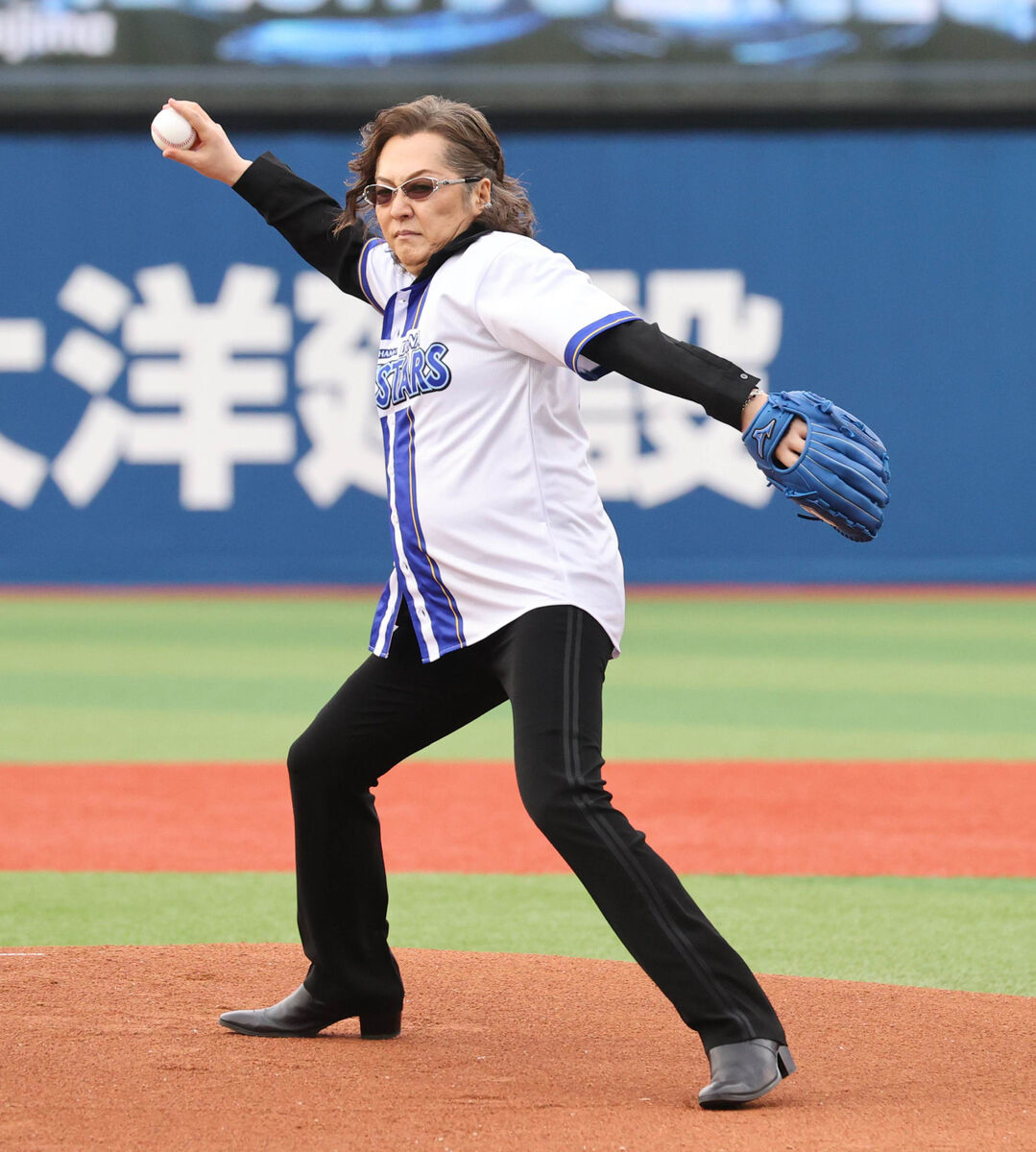 【DeNA】石井竜也がミニライブ＆セレモニアルピッチ - ライブドアニュース