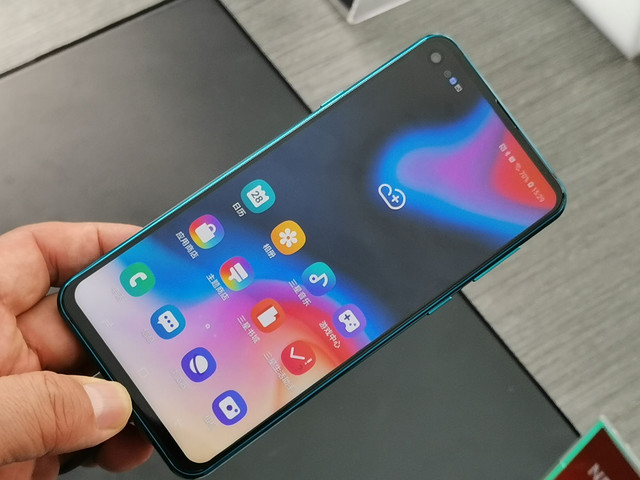 【ノッチ終了】Galaxy A8s、Nova 4、Honor V20 パンチホール採用3モデルを比較 - ライブドアニュース