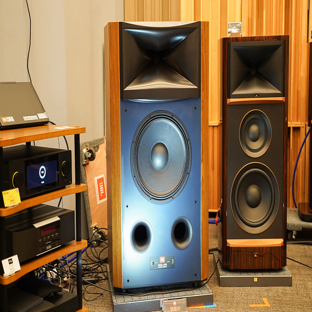 JBL、スタジオモニター最上位「MODEL 4369」世界初公開。伝統のブルーバッフル×最新ユニット (2025年10月17日掲載) - ライブドアニュース