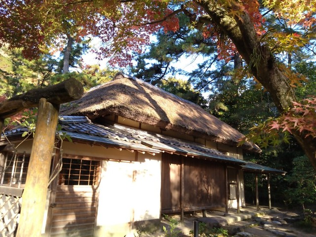 栗林公園の「日暮亭」15年ぶりの屋根のふき替えで休業 2025年4月に営業再開予定 高松市 (2024年12月10日掲載) - ライブドアニュース