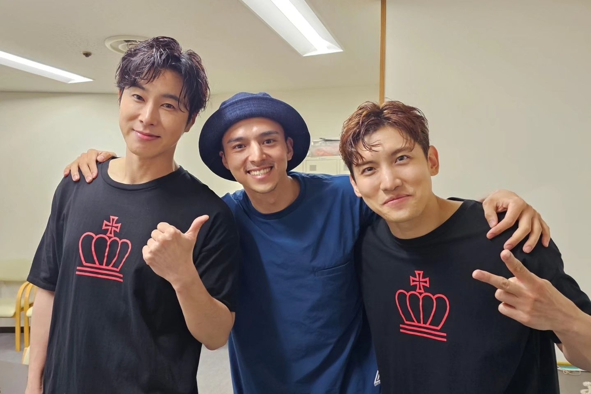 東方神起、東京ドーム公演が大盛況！満島真之介＆倖田來未＆DA PUMPらと記念ショットも - ライブドアニュース