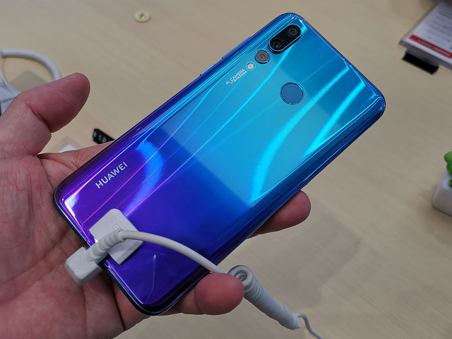 【画像】【ノッチ終了】Galaxy A8s、Nova 4、Honor V20 パンチホール採用3モデルを比較 10/14 - ライブドアニュース