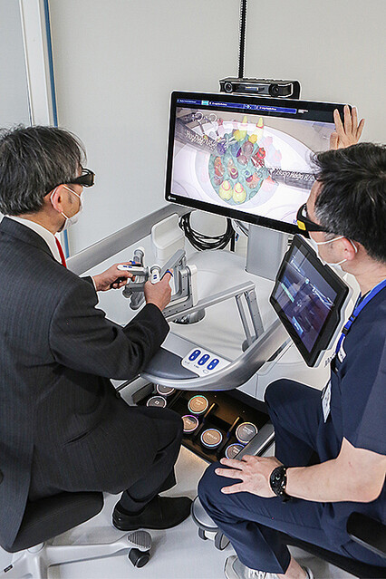 メドトロニックが最新の手術支援ロボットシステム「Hugo」を公開 X線設備付き研修トラックやMR技術など5つの最新医療ICT体験会 ...
