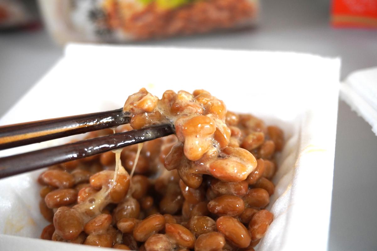 【画像】【定番vsPB】「極小粒納豆」の定番「おかめ納豆 極小粒」とコンビニ＆スーパーPBを食べ比べ えっ“あの老舗”がイオンPBを作っていただと……？ 11/12 - ライブドアニュース