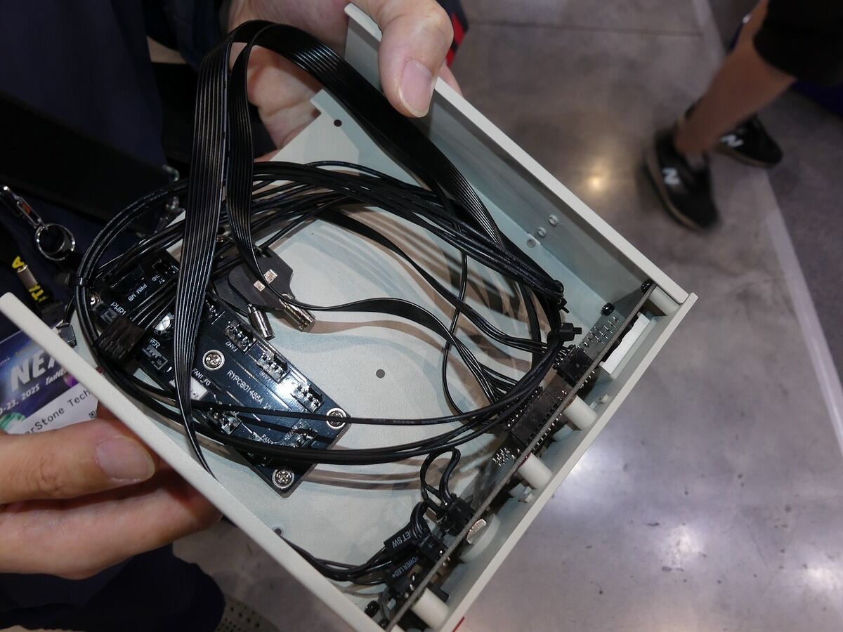 COMPUTEX TAIPEI 2025 - SilverStoneがレトロPC風ケースの第2弾モデル「FLP02」を展示 - ライブドアニュース