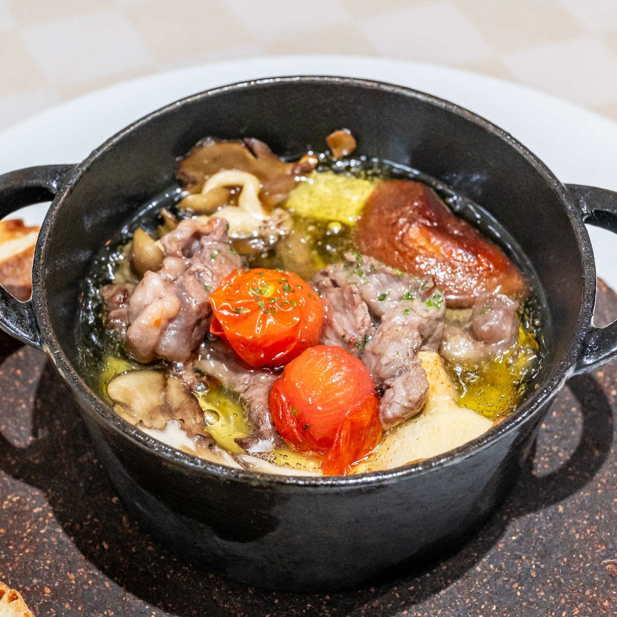 【実食レポ】熱々鍋で提供！ハウステンボス／エルマーソ「白銀の世界 2025」県産キノコと牛ヒレ肉のアヒージョ (2025年1月13日掲載 ...