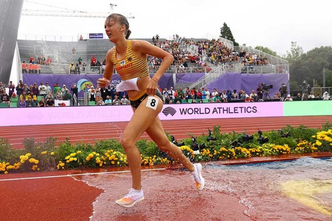 水濠に頭から落下…女子選手の決定的1枚 3000m障害ならではのハプニング、本人は自戒の投稿【追憶の世界陸上】 - ライブドアニュース