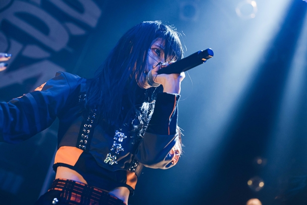 Quubi、初のバンドセットツアー東京ファイナルに見た掴んだ自信と初見を一撃で仕留めるほどの攻撃力 - ライブドアニュース