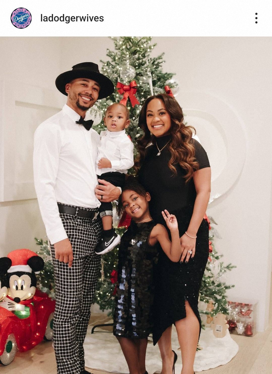ドジャース夫人会 クリスマスの幸せたっぷり家族写真公開 ベッツは黒の蝶ネクタイに黒ハット - ライブドアニュース