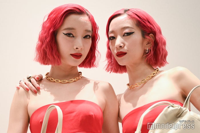 AMIAYA・AMI、妊娠を報告 ふっくらお腹披露 (2025年4月12日掲載) - ライブドアニュース