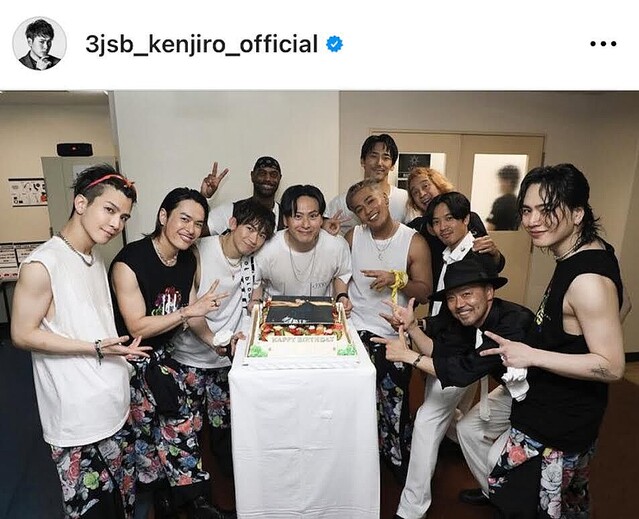 三代目JSB山下健二郎、メンバーとの38歳祝福ショット公開に「幸せそう！」「皆でお祝いステキ」の声 - ライブドアニュース