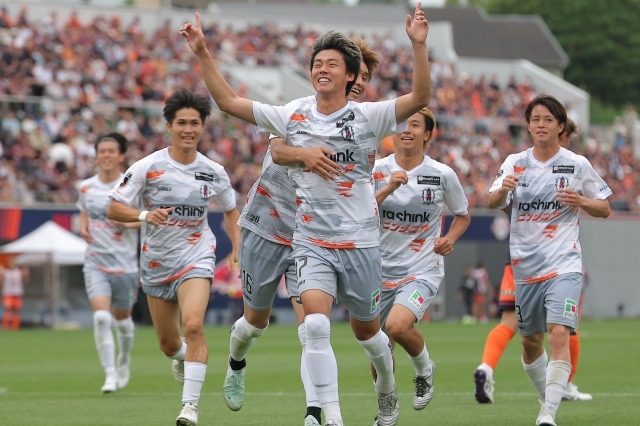 「蹴った瞬間に入ったなと」愛媛FW村上悠緋がRB大宮戦でプロ初の直接FK弾！ - ライブドアニュース